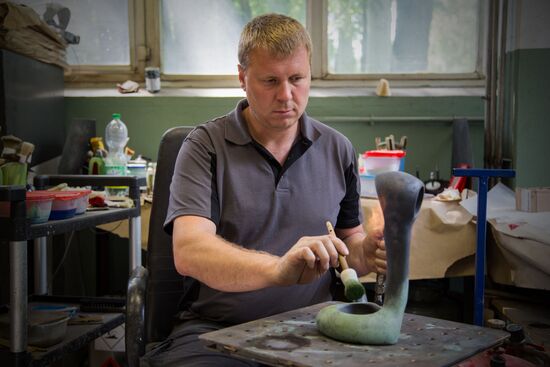 Ziselieren, Patinieren und Veredelungen - Kunstgießerei Lauchhammer